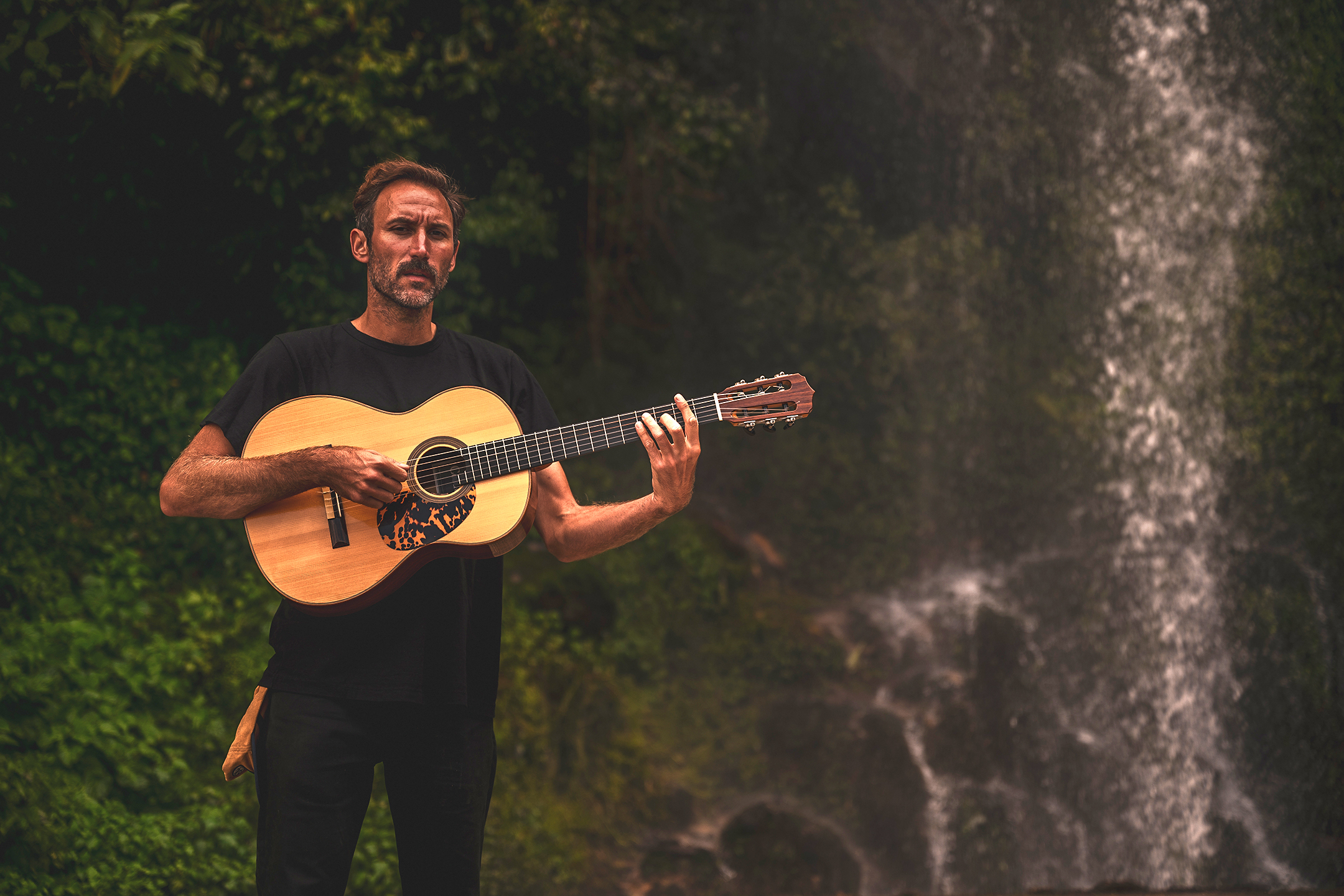 Matt Costa "nos lleva un viaje cultural en su nuevo video Holy Mountain ...