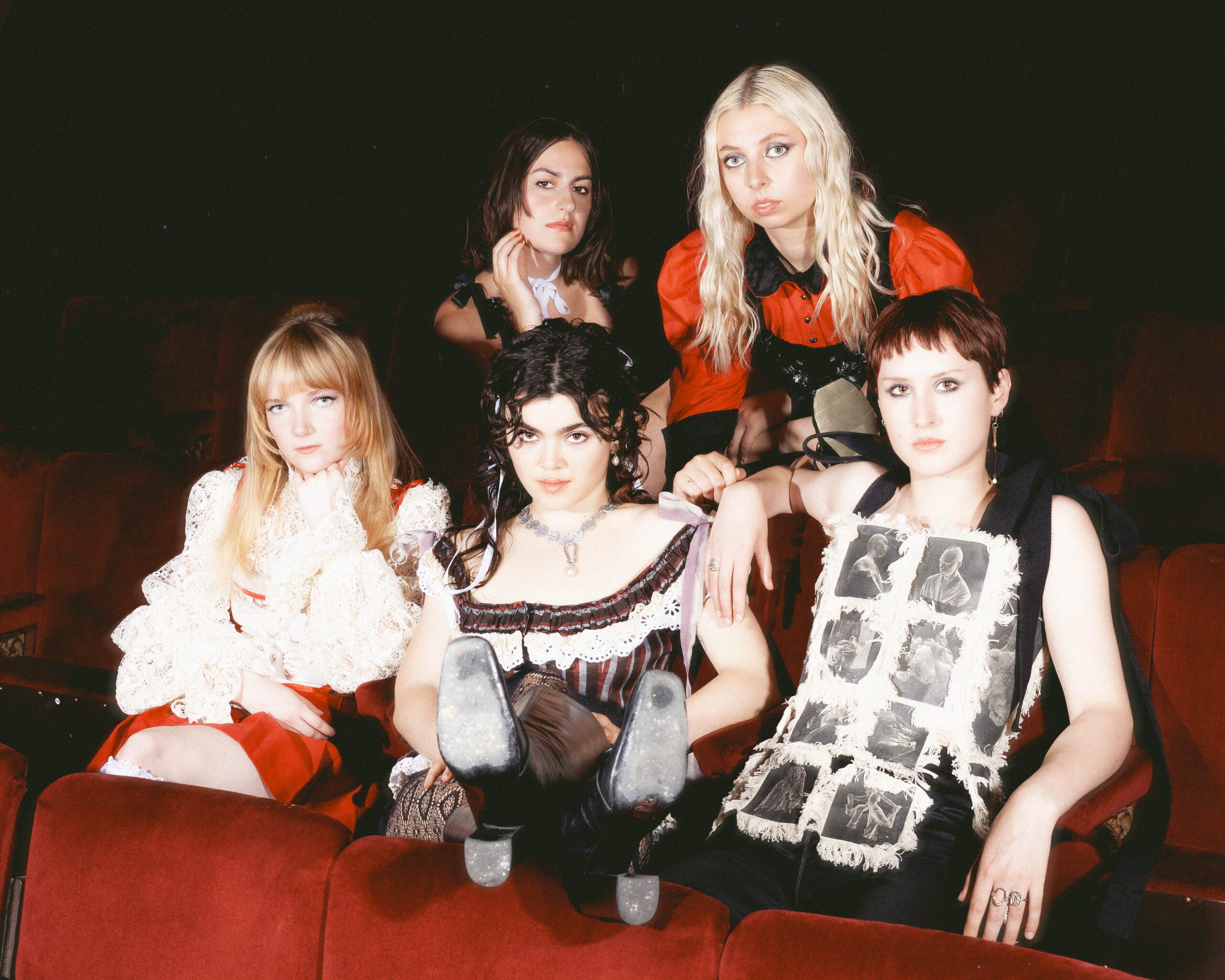 The Last Dinner Party anuncia su álbum debut y estrena "Caesar On A TV ...