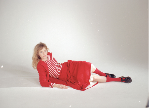 Maya Hawke anuncia su nuevo álbum "Chaos Angel" y estrena "Missing Out ...