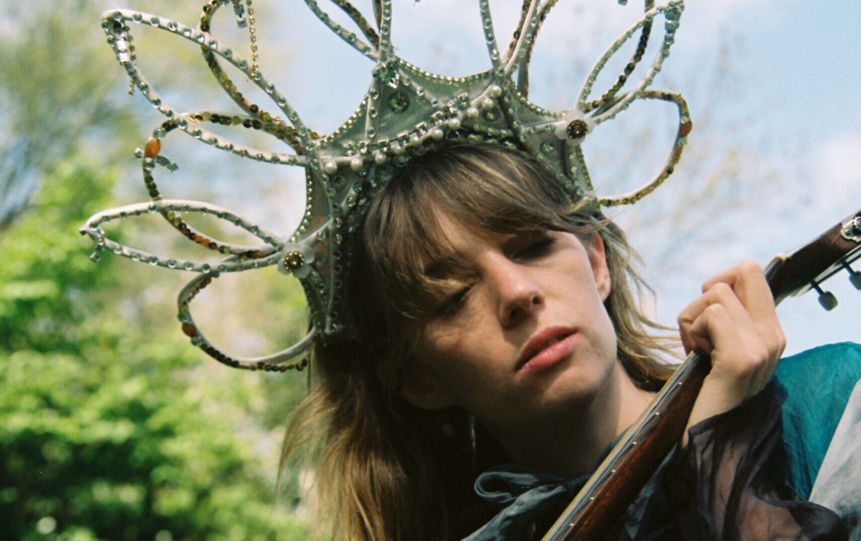 Maya Hawke Lanza "Hang In There" parte de su nuevo álbum "Chaos Angel ...