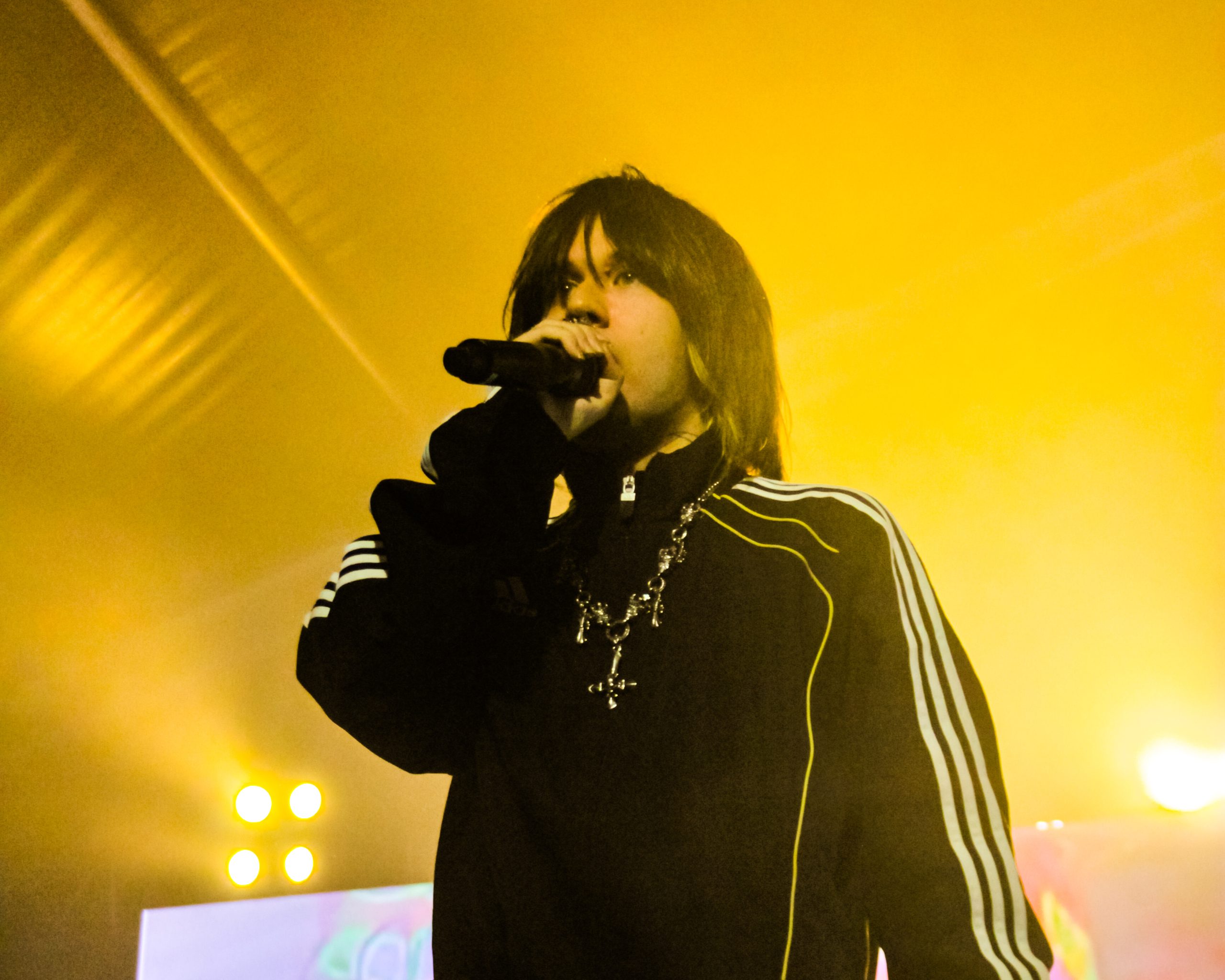 Rojuu abraza cálidamente el corazón de sus fanáticos mexicanos con su ...