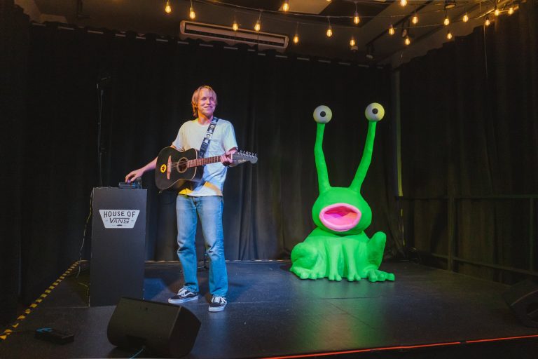 Como Daniel Johnston inspiró a Cole Becker de SWMRS en crear música ...